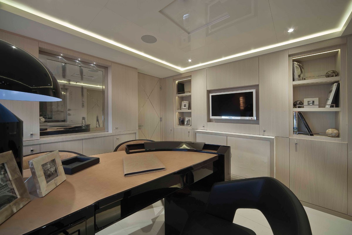 LIGHT HOLIC - Main Master Study On Board Yacht LIGHT HOLIC – Luxury ...